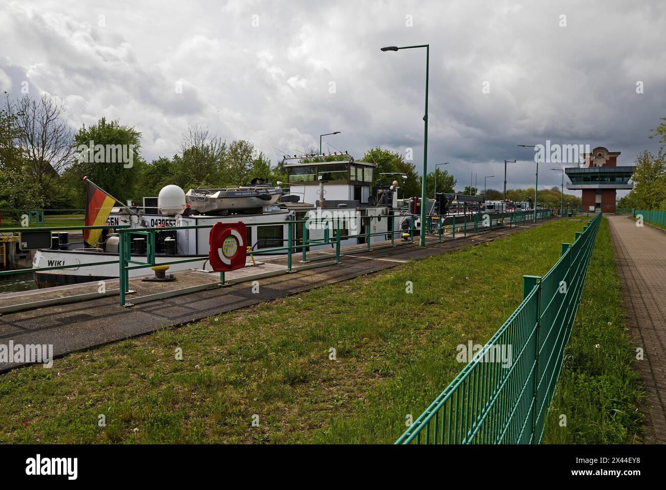 The motor tanker Wiki enters the lock system Wanne-Eickel, Neue ...