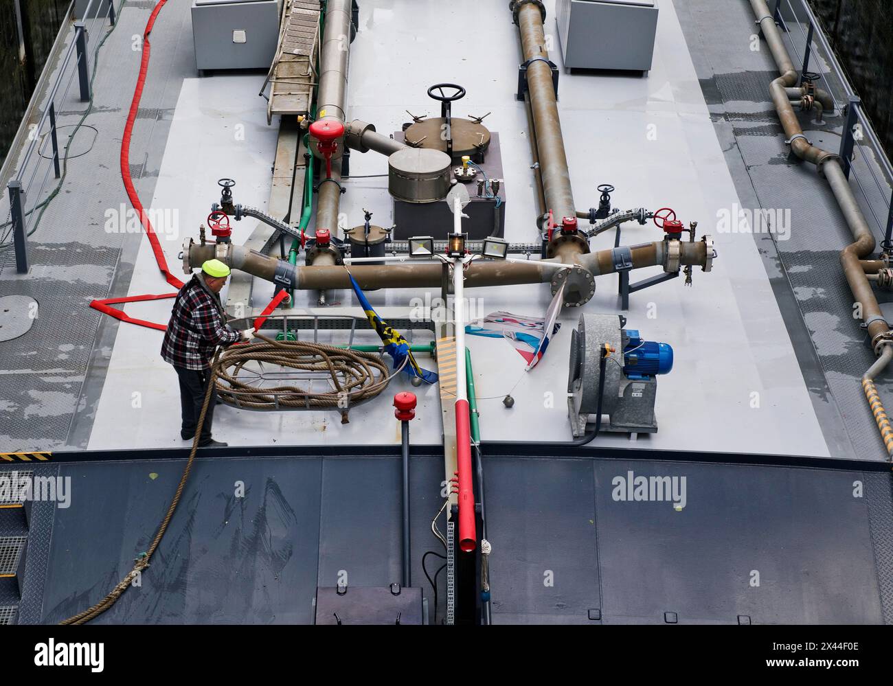 Man at work on the motor tanker Wiki, Neue Suedschleuse, Wanne-Eickel ...