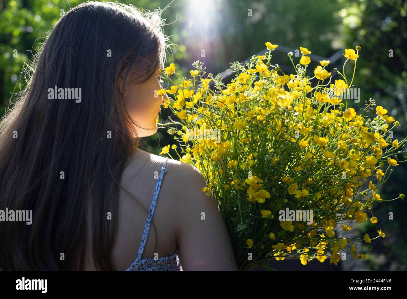 Woman park flowers behind hi-res stock photography and images - Alamy