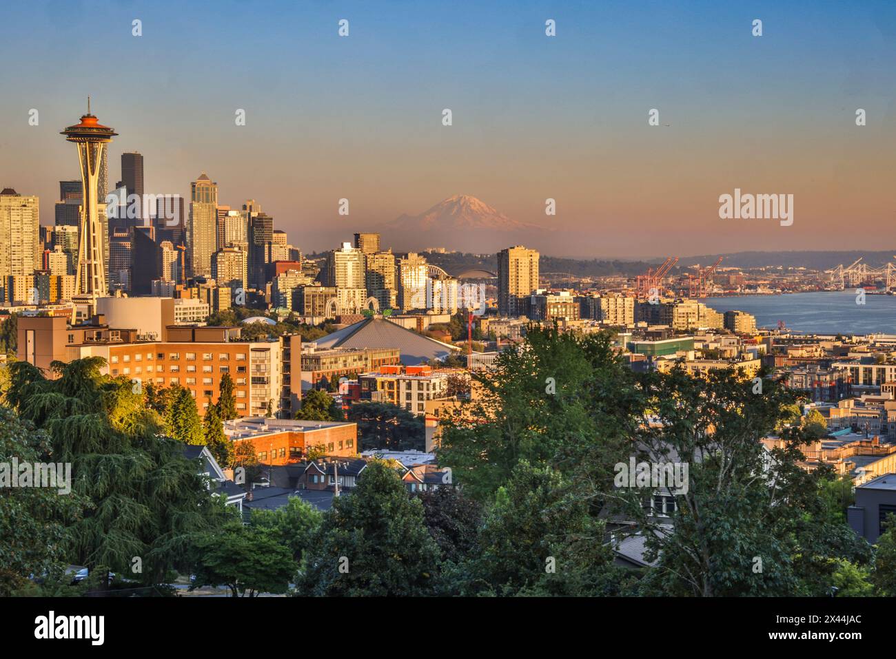 Seattle lake mt rainier hi-res stock photography and images - Alamy