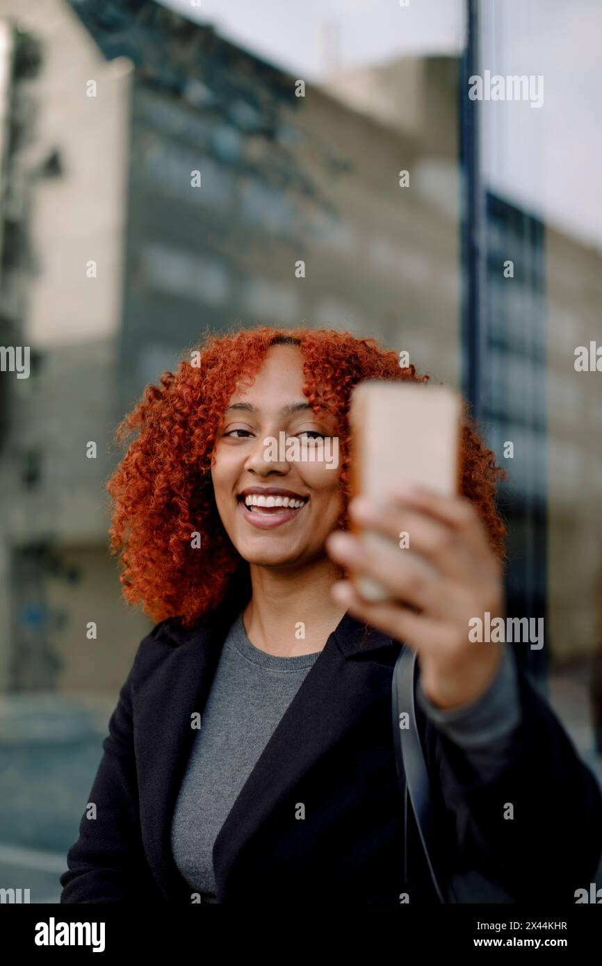Phone video call young hi-res stock photography and images - Alamy