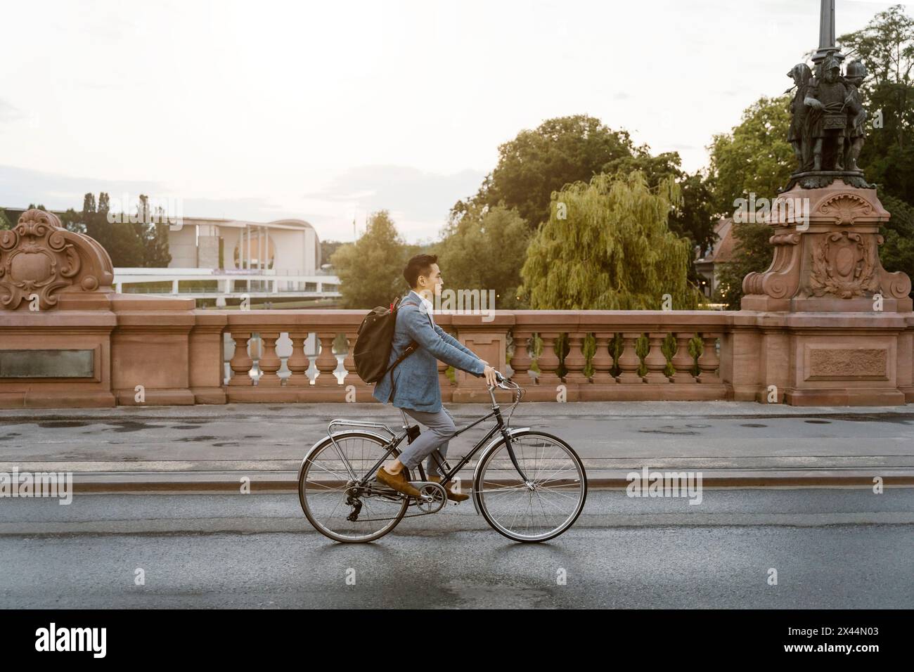 Businessman commuting on bicycle hi-res stock photography and images ...