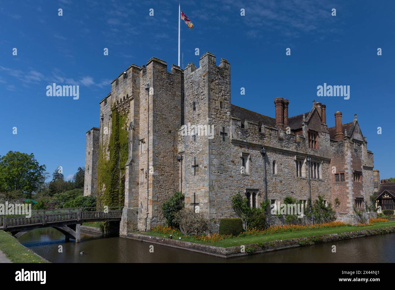 English tudor castle hi-res stock photography and images - Alamy