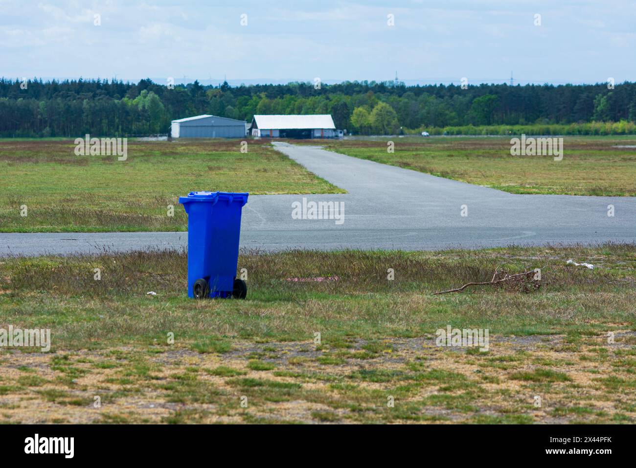 Die blaue Papiertonne auf dem Rollfeld Stock Photo - Alamy