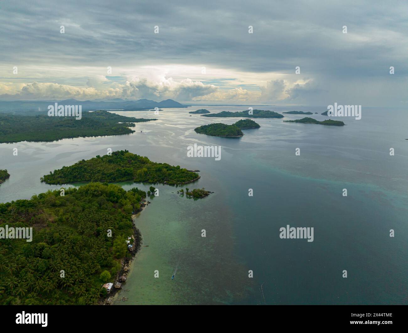 Seascape: Beautiful sky and clouds in tropical island. Once Islas ...