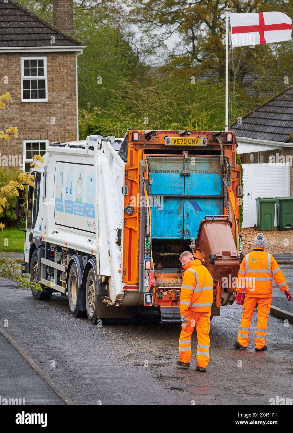 Bin lorry collection hi-res stock photography and images - Alamy