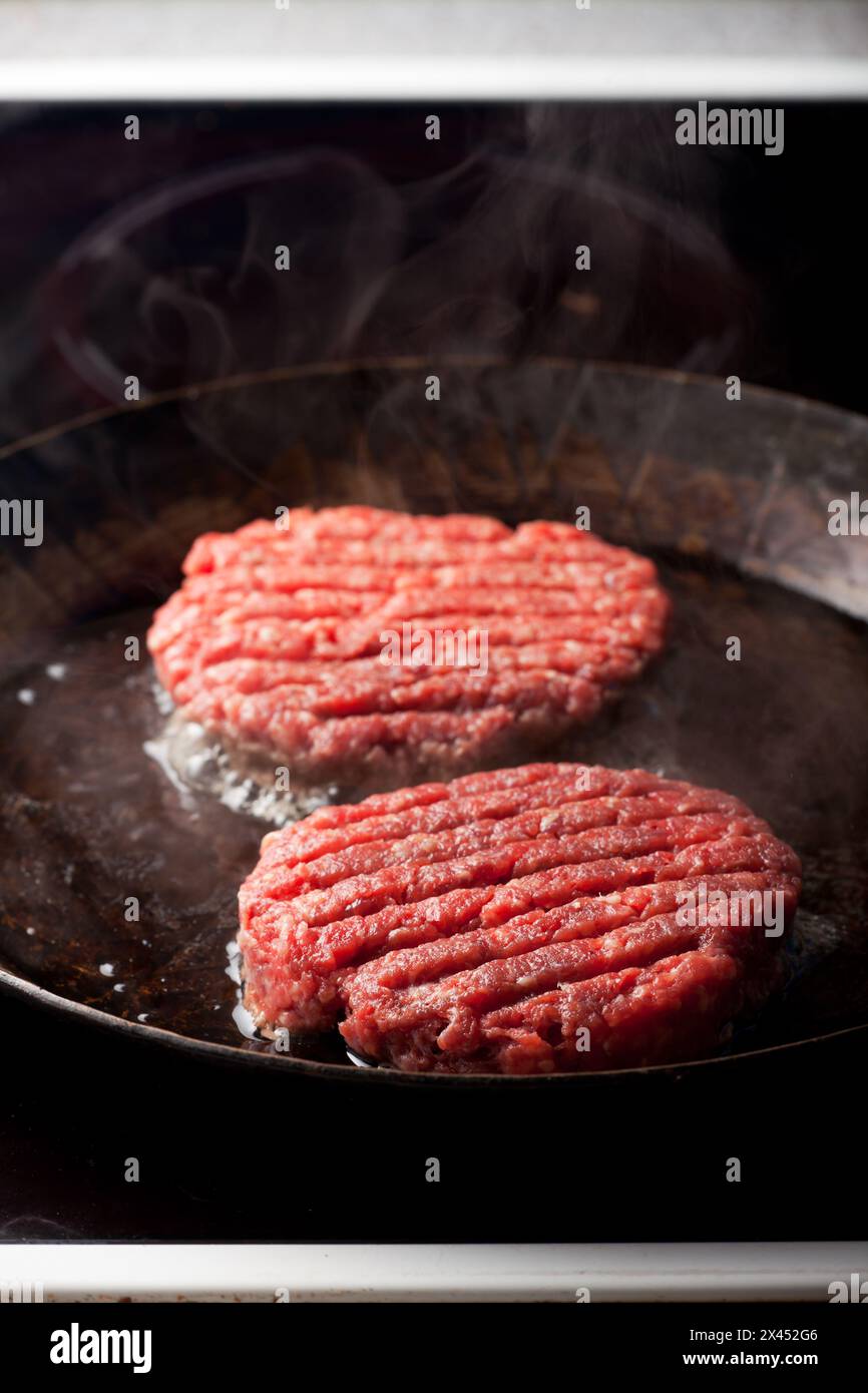 Two beef patties hamburger hi-res stock photography and images - Alamy