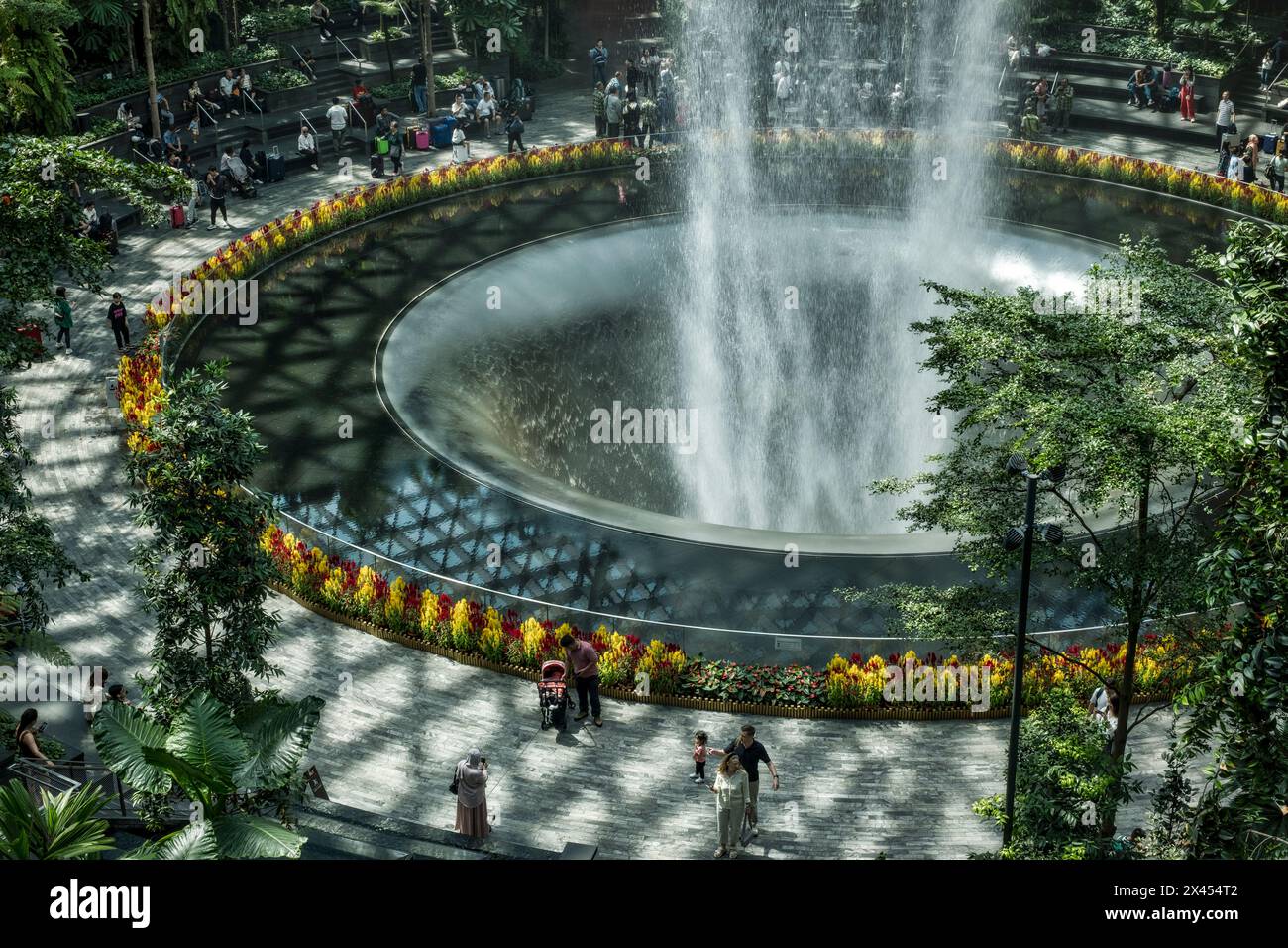 The Rain Vortex, indoor waterfall, Jewel Changi aiirport, Singapore ...