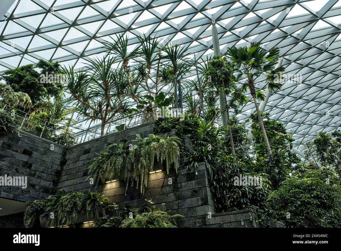 The Rain Vortex, indoor waterfall, Jewel Changi aiirport, Singapore ...