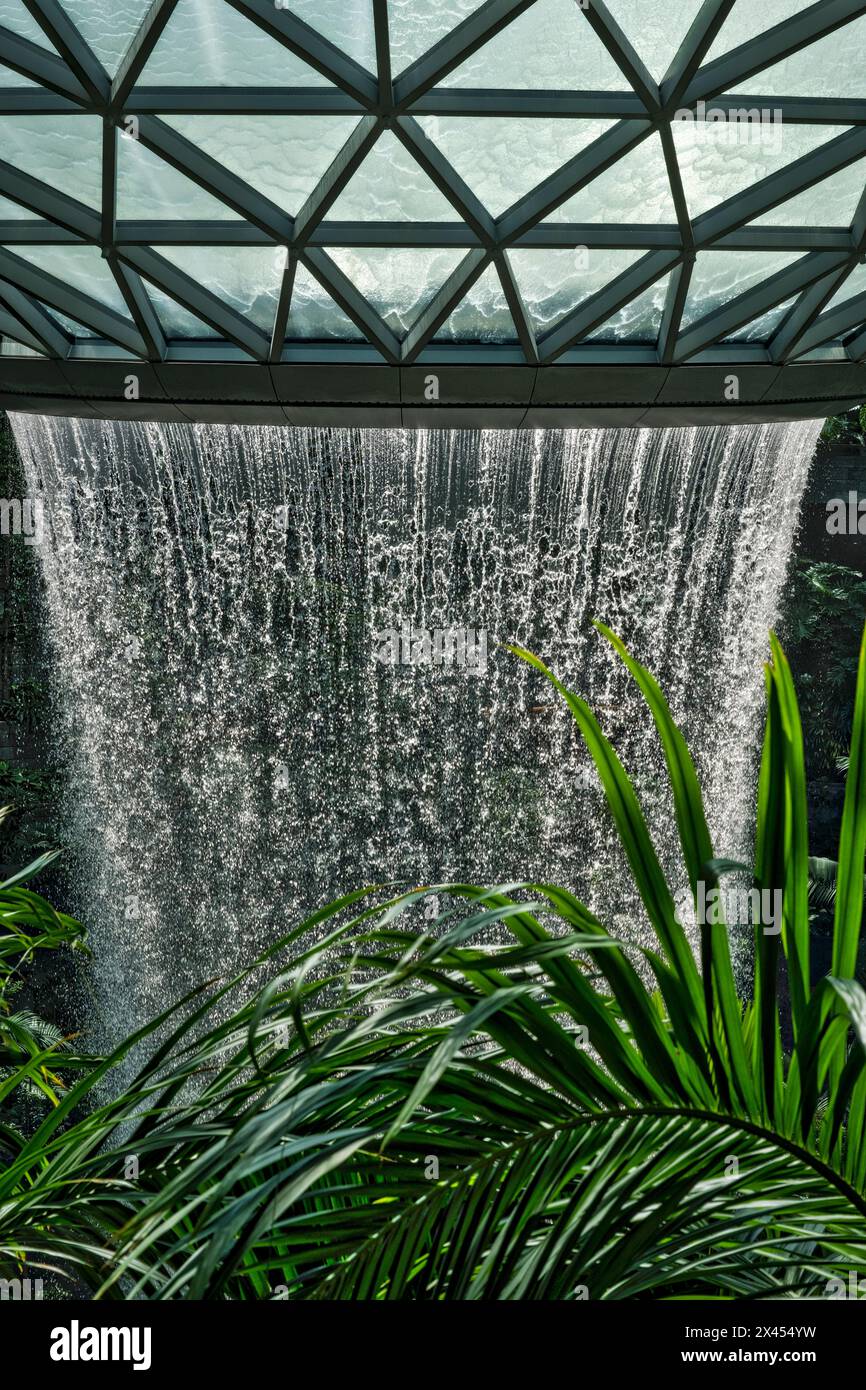 The Rain Vortex, indoor waterfall, Jewel Changi aiirport, Singapore ...