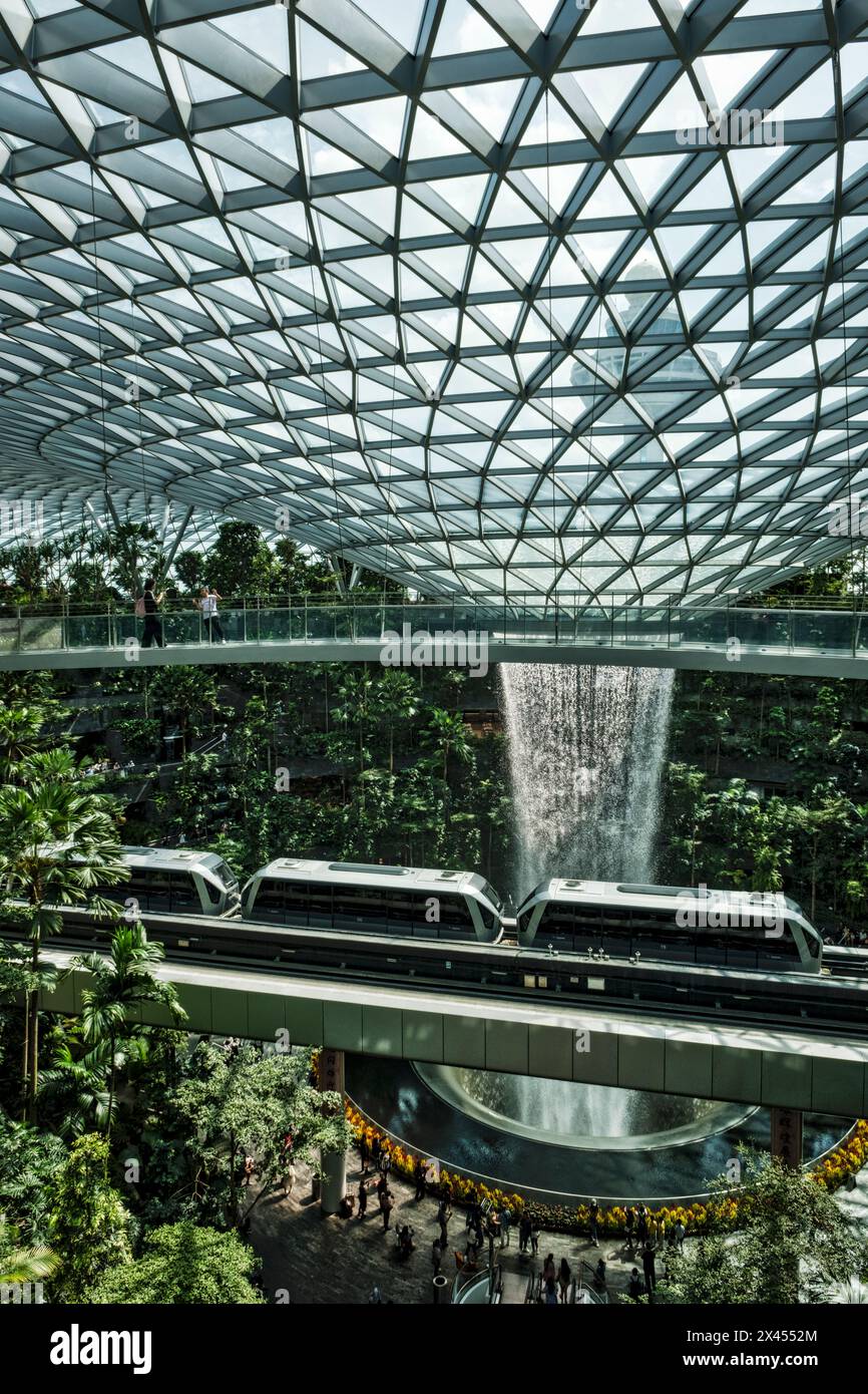 The Rain Vortex, indoor waterfall, Jewel Changi aiirport, Singapore ...