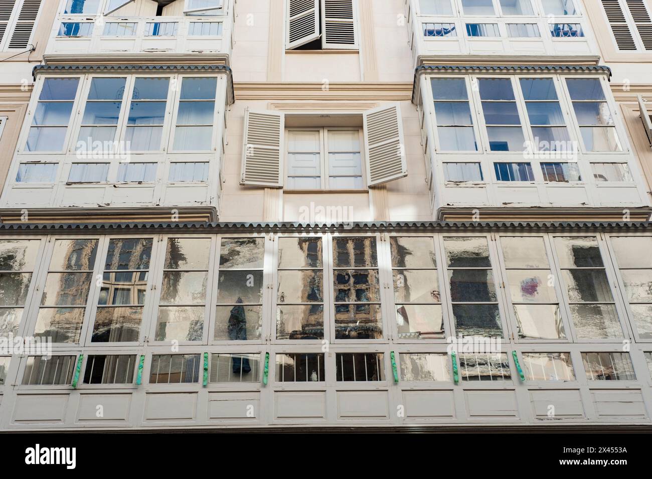 Fassade mit vielen hohen Fenster Stock Photo - Alamy