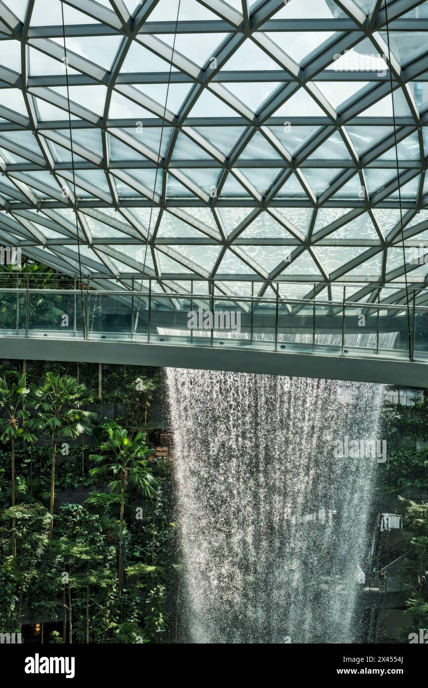 The Rain Vortex, indoor waterfall, Jewel Changi aiirport, Singapore ...