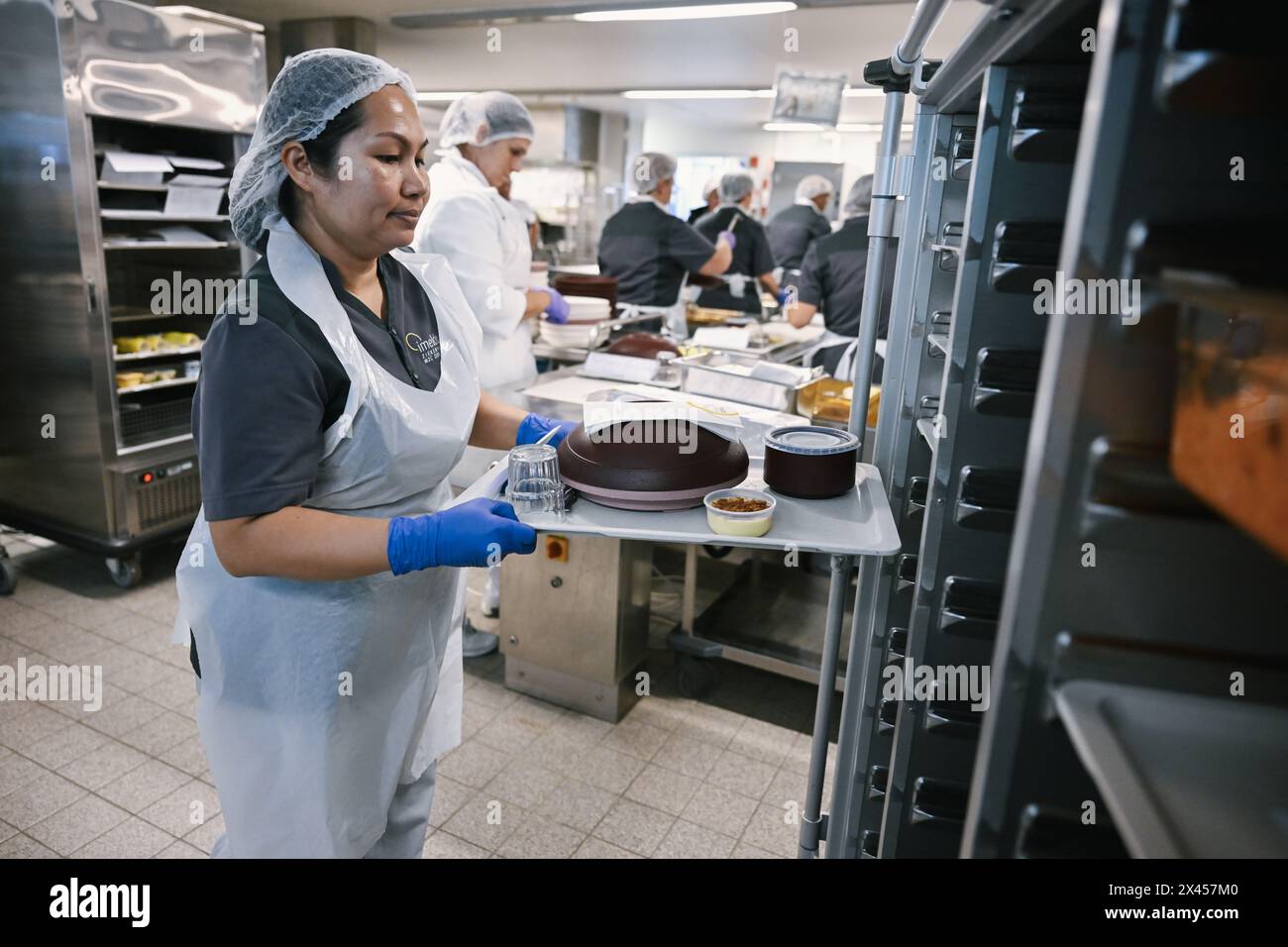 Hospital kitchen staff hi-res stock photography and images - Alamy