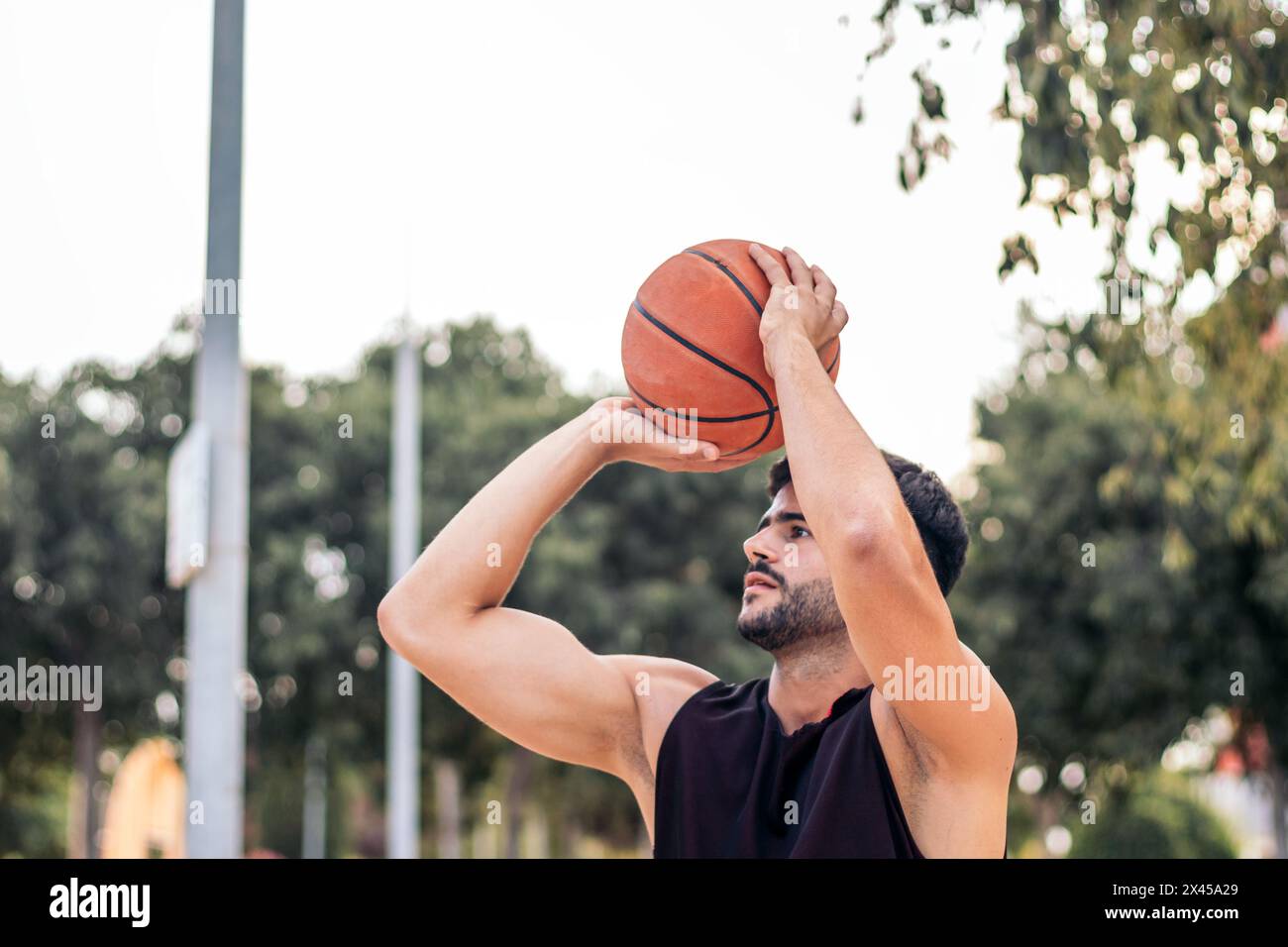 Street hoops ball hi-res stock photography and images - Alamy