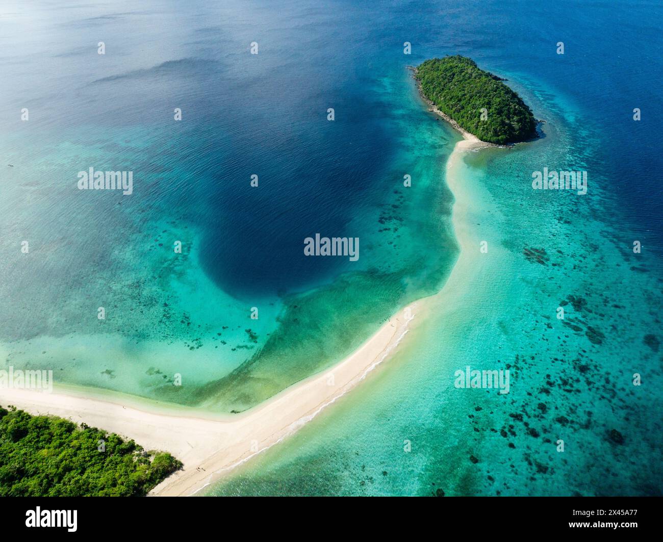 Beautiful waves on Bon Bon Beach. Sandbank with clear water. Romblon ...
