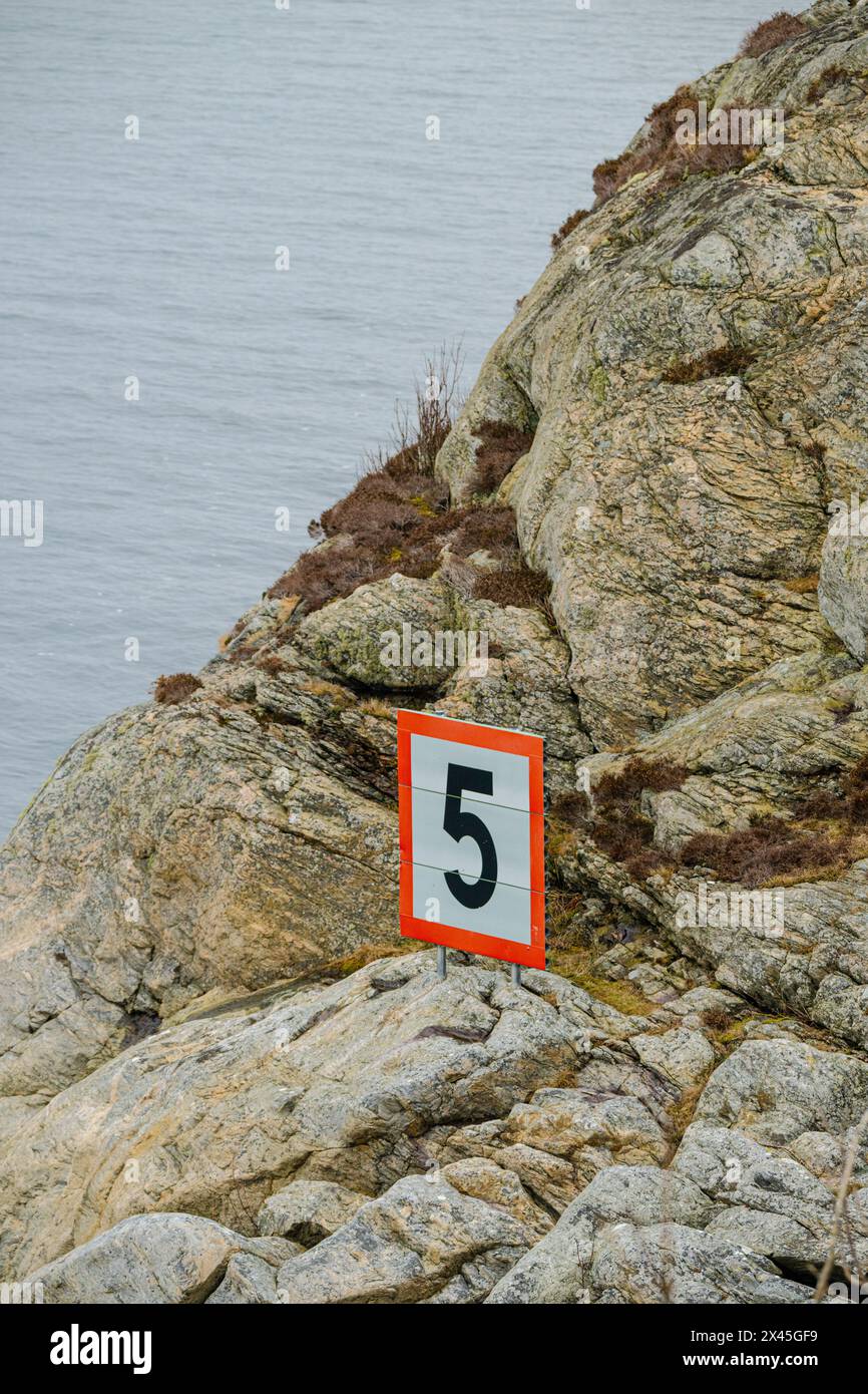 5 knots sign hi-res stock photography and images - Alamy