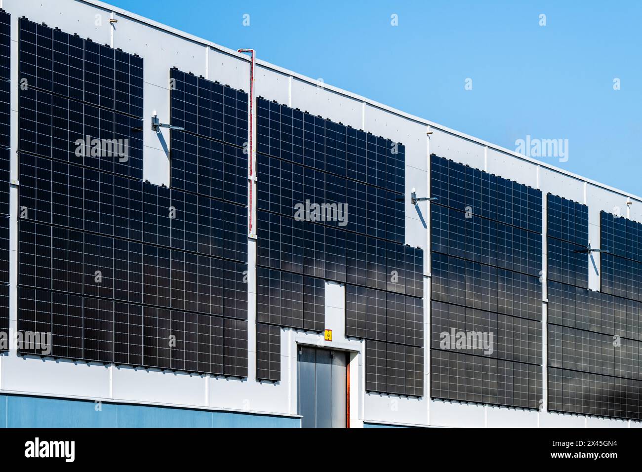 Solar panels on warehouse hi-res stock photography and images - Alamy