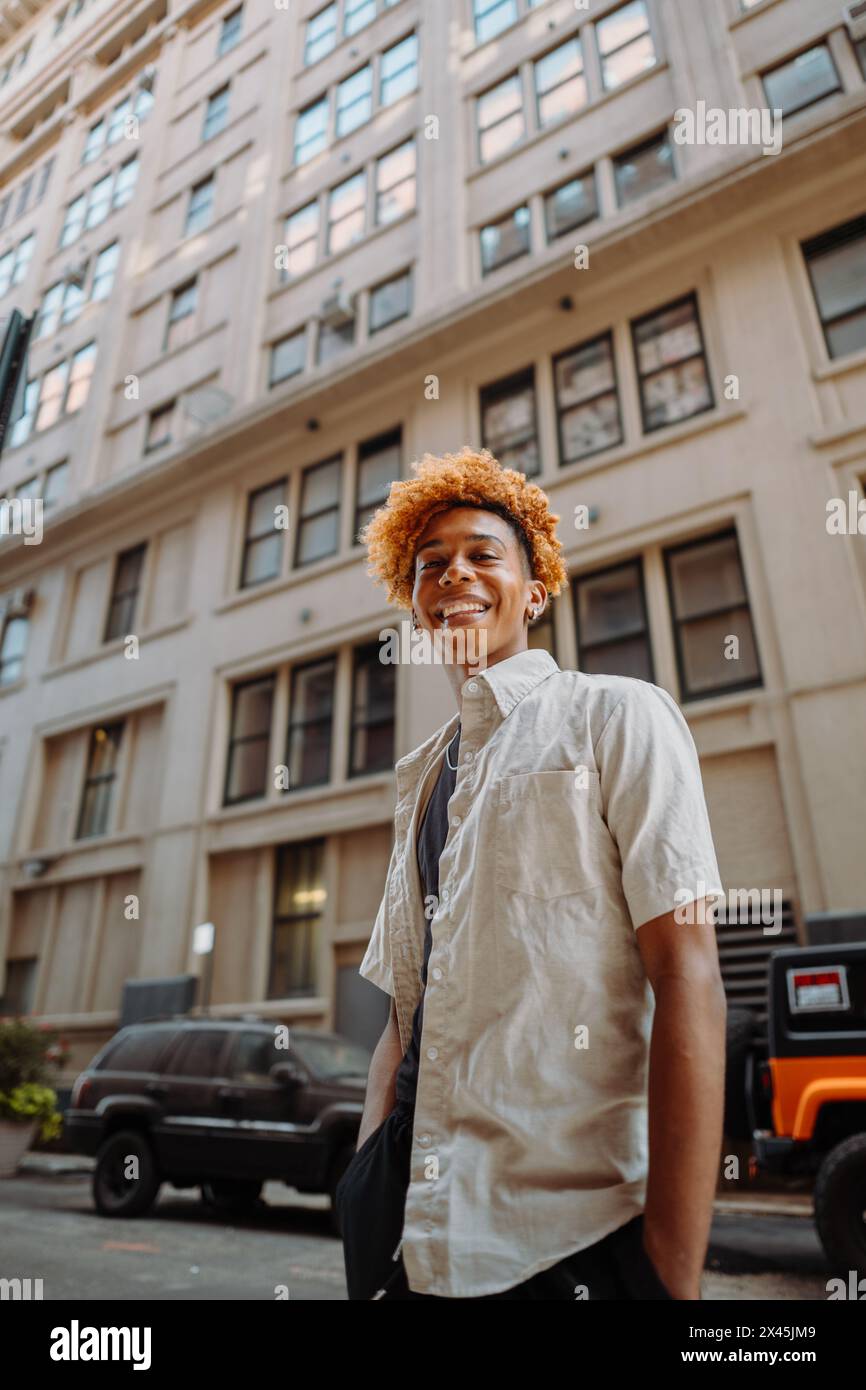 Man wearing female wig hi-res stock photography and images - Alamy