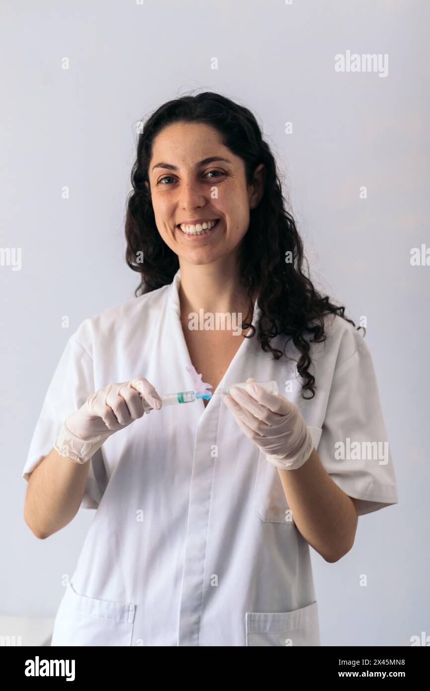 nurse portrait injecting serum into a syringe Stock Photo - Alamy