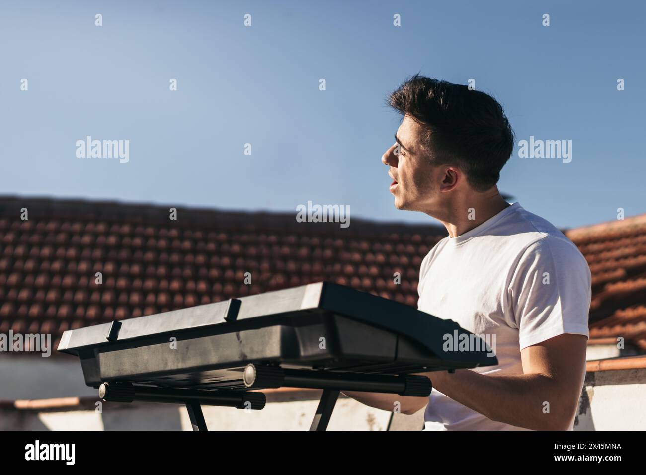 Teens singing piano hi-res stock photography and images - Alamy