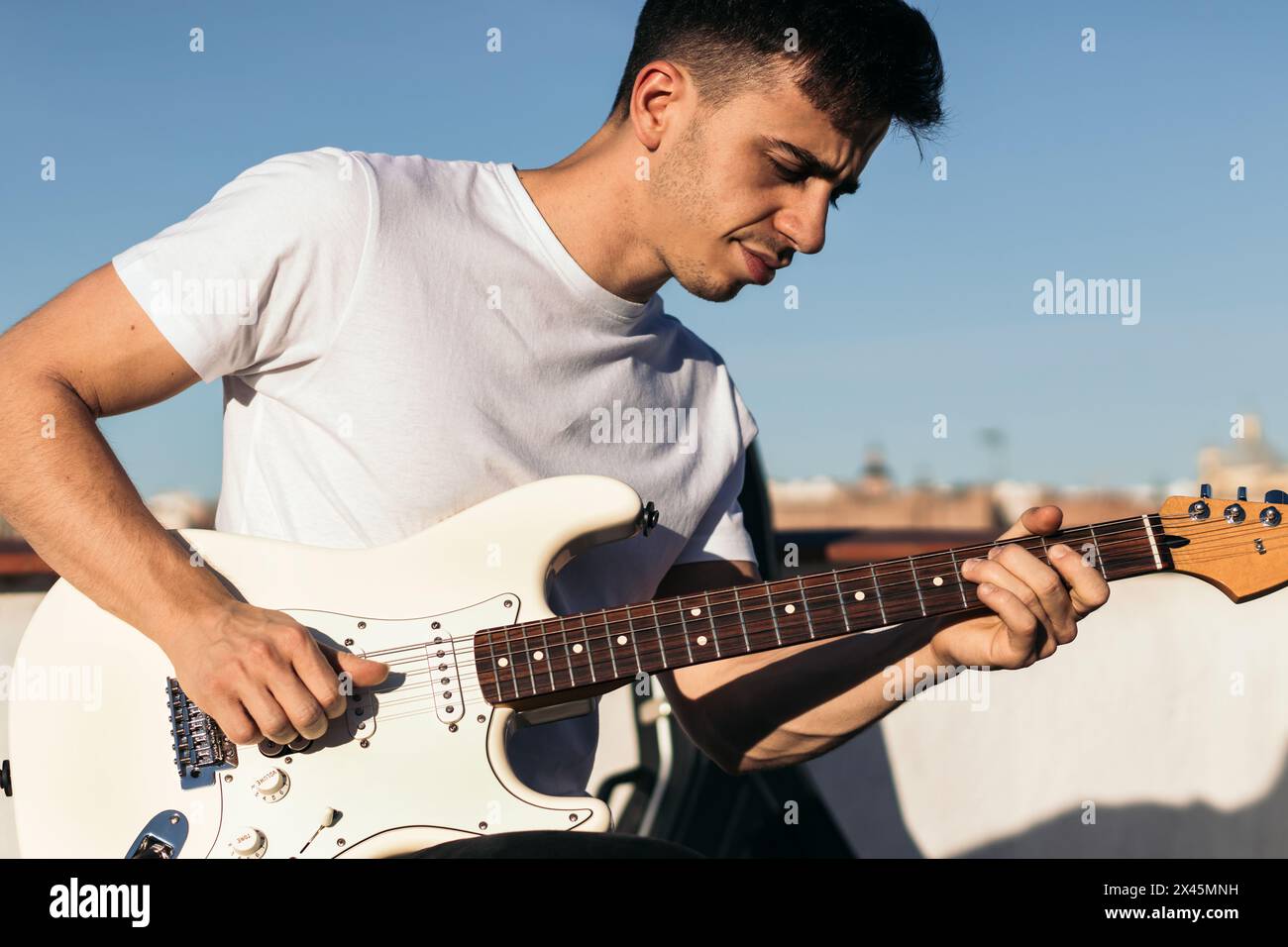 Man playing guitar rooftop hi-res stock photography and images - Alamy