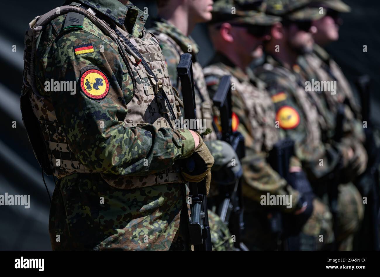 30 April 2024, Saxony, Weißkeißel: Bundeswehr soldiers with the G36 ...
