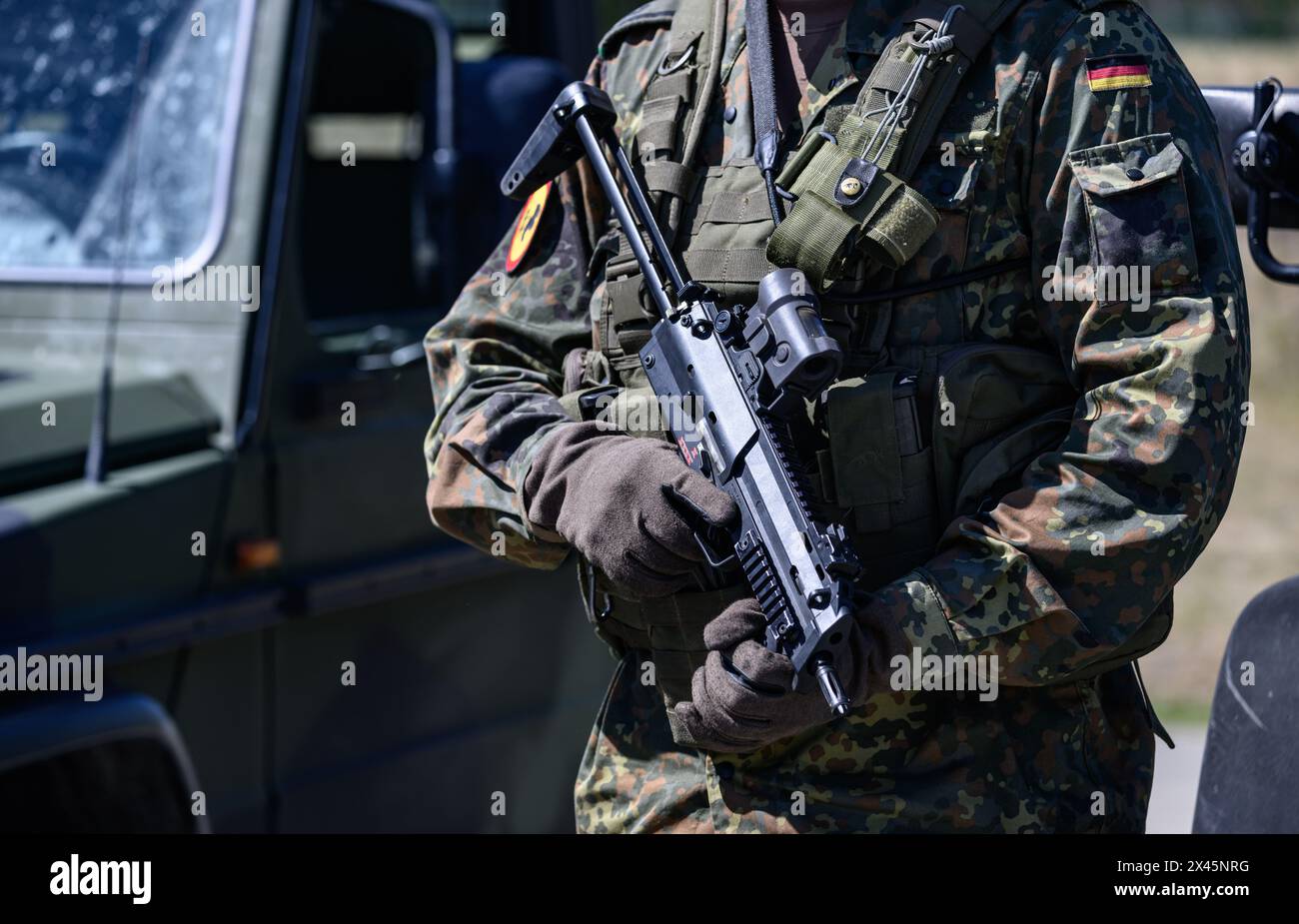 30 April 2024, Saxony, Weißkeißel: A Bundeswehr soldier holds an MP7 ...
