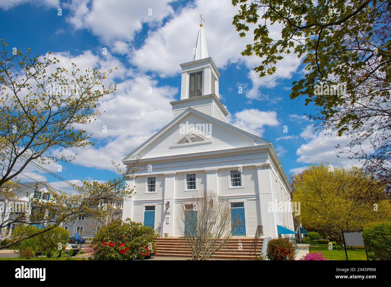 First Congregational Church at 1 Church Street in historic town center ...