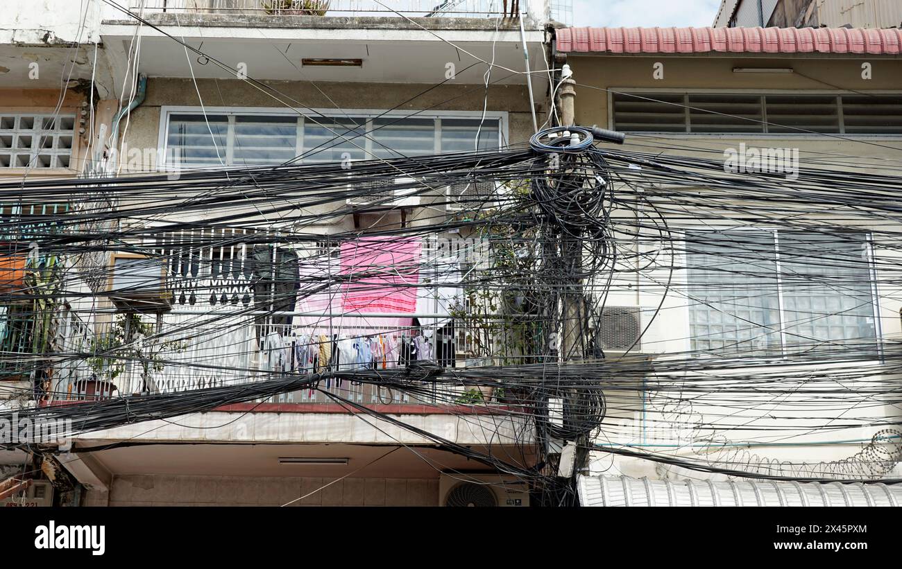 chaotic mess of power lines in phnom penh in cambodia Stock Photo - Alamy