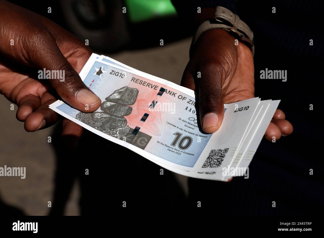Harare, Zimbabwe. 30th Apr, 2024. People exchange new currency Zimbabwe ...