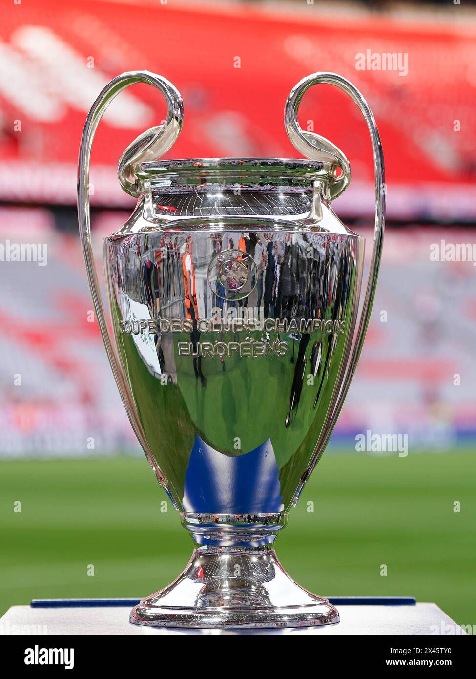 Ucl trophy hi-res stock photography and images - Alamy