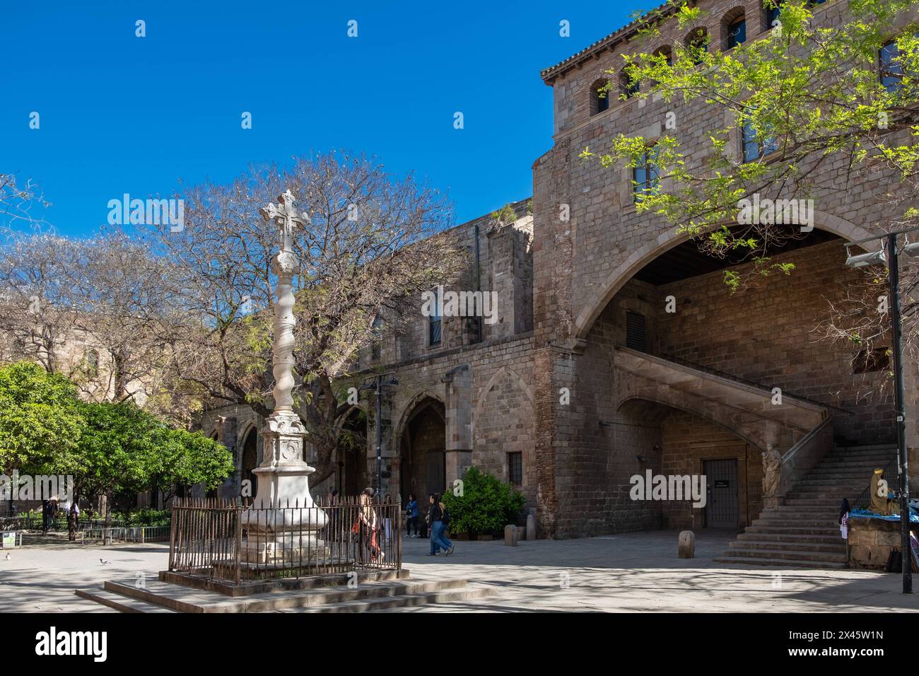 Innenhof des Hospital de la Santa Creu mit den Jardins de Rubio i Lluch ...