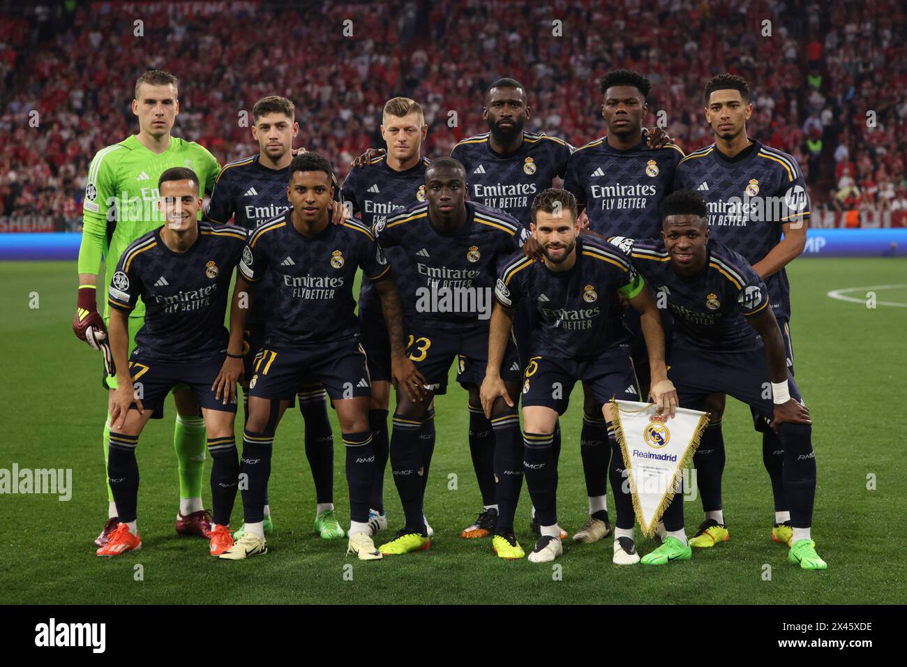 Allianz arena real madrid team group hi-res stock photography and ...