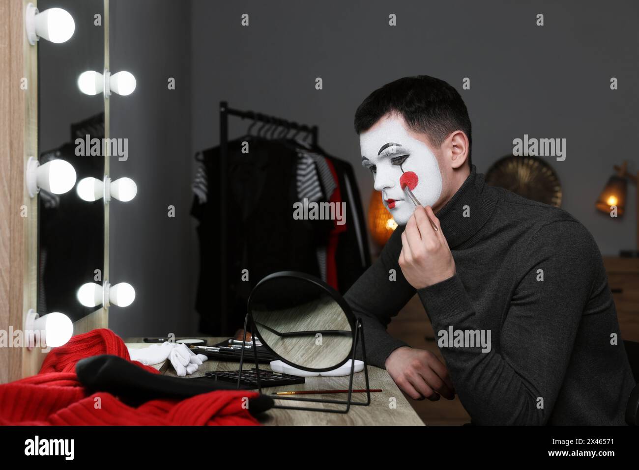 Applying makeup at mirror backstage hi-res stock photography and images ...