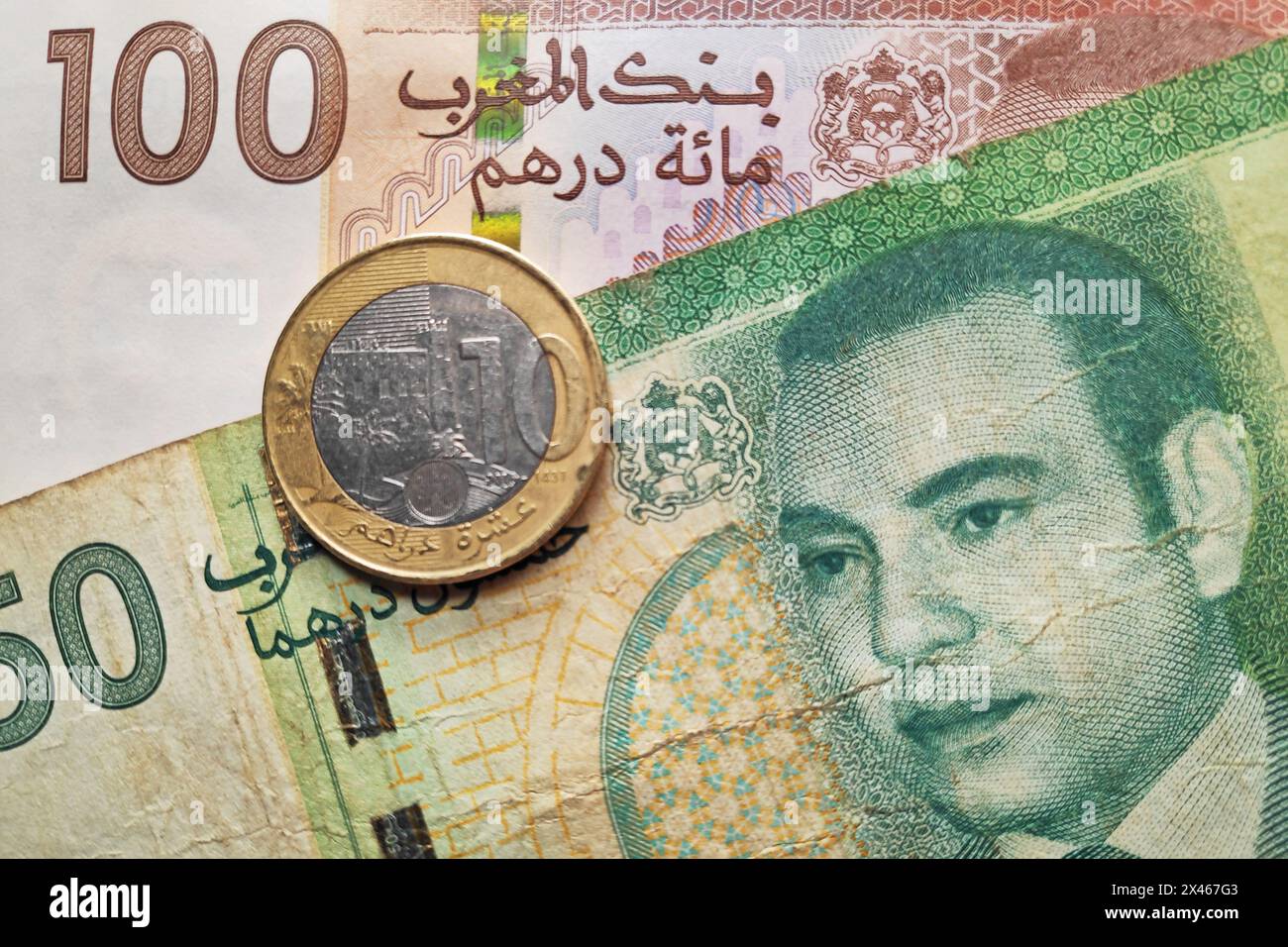 Close-up on a 10 Moroccan dirham coin on top of a banknote of 50 and 100 Stock Photo - Alamy