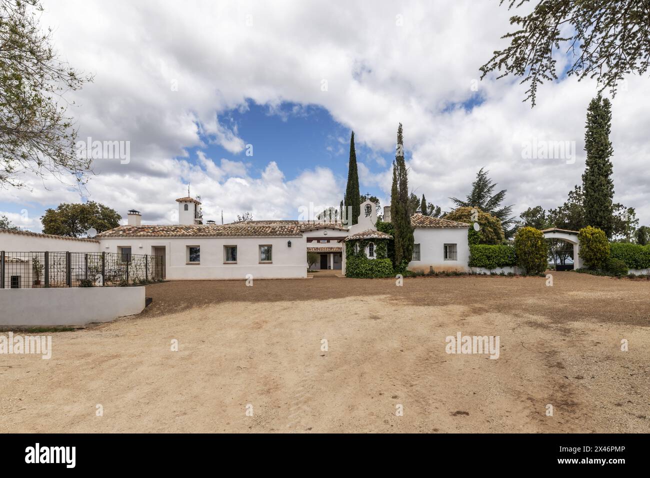 Farmhouses usually have white walls to reflect sunlight and maintain a ...
