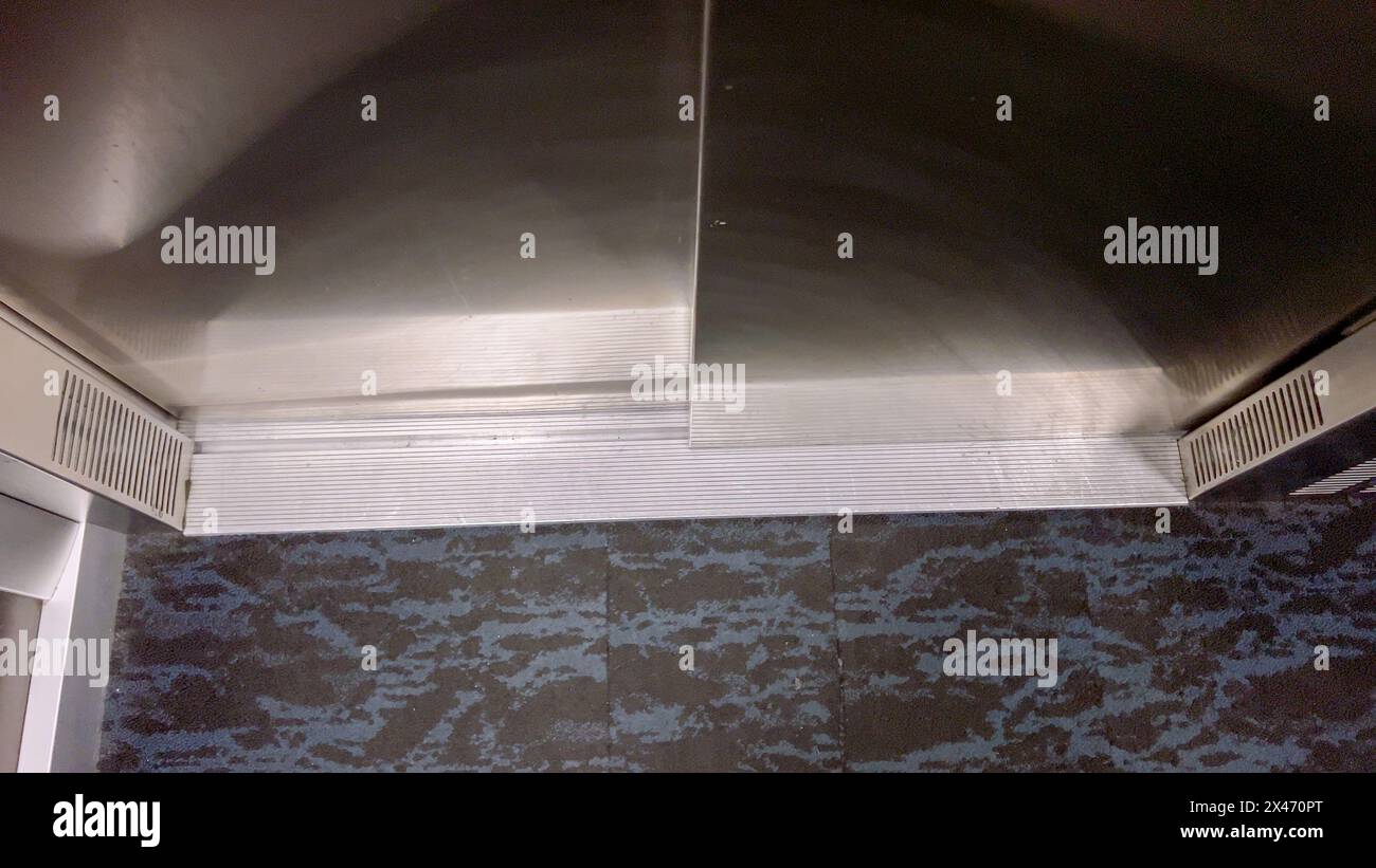 Elevator threshold hi-res stock photography and images - Alamy