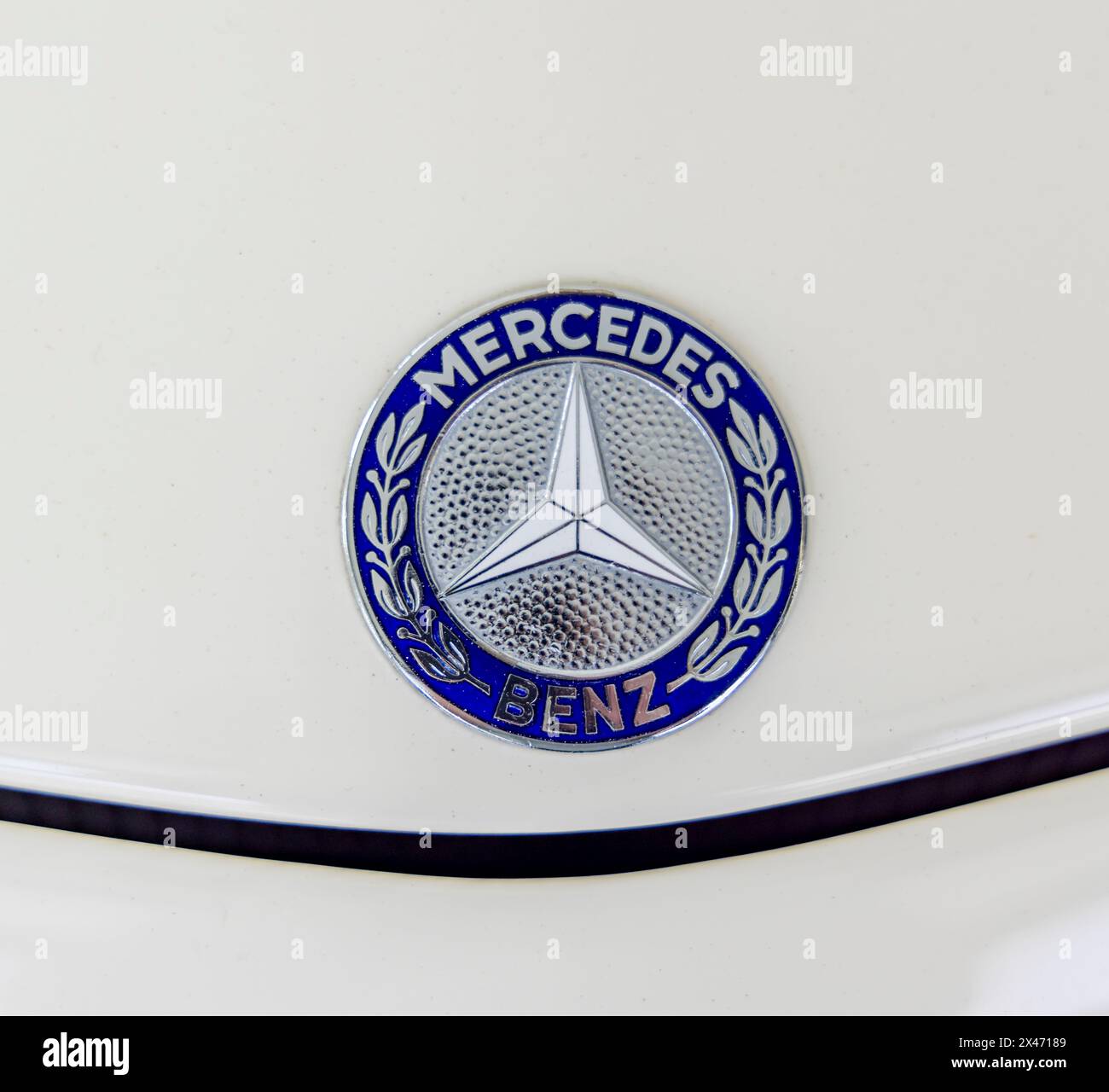Mercedes emblem hi-res stock photography and images - Alamy