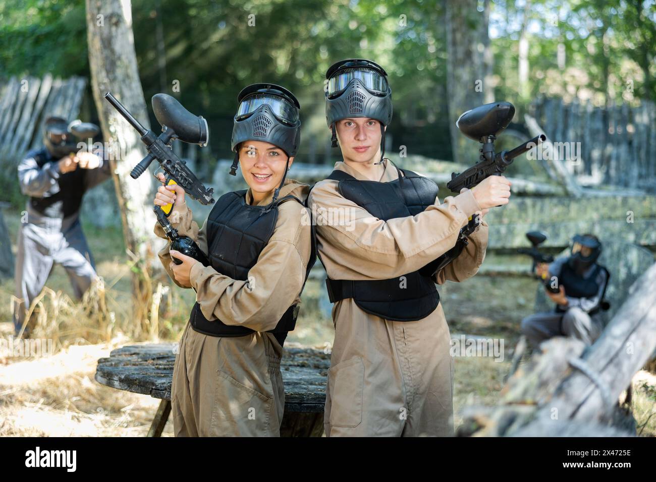 Paintball players wearing camouflage hi-res stock photography and ...