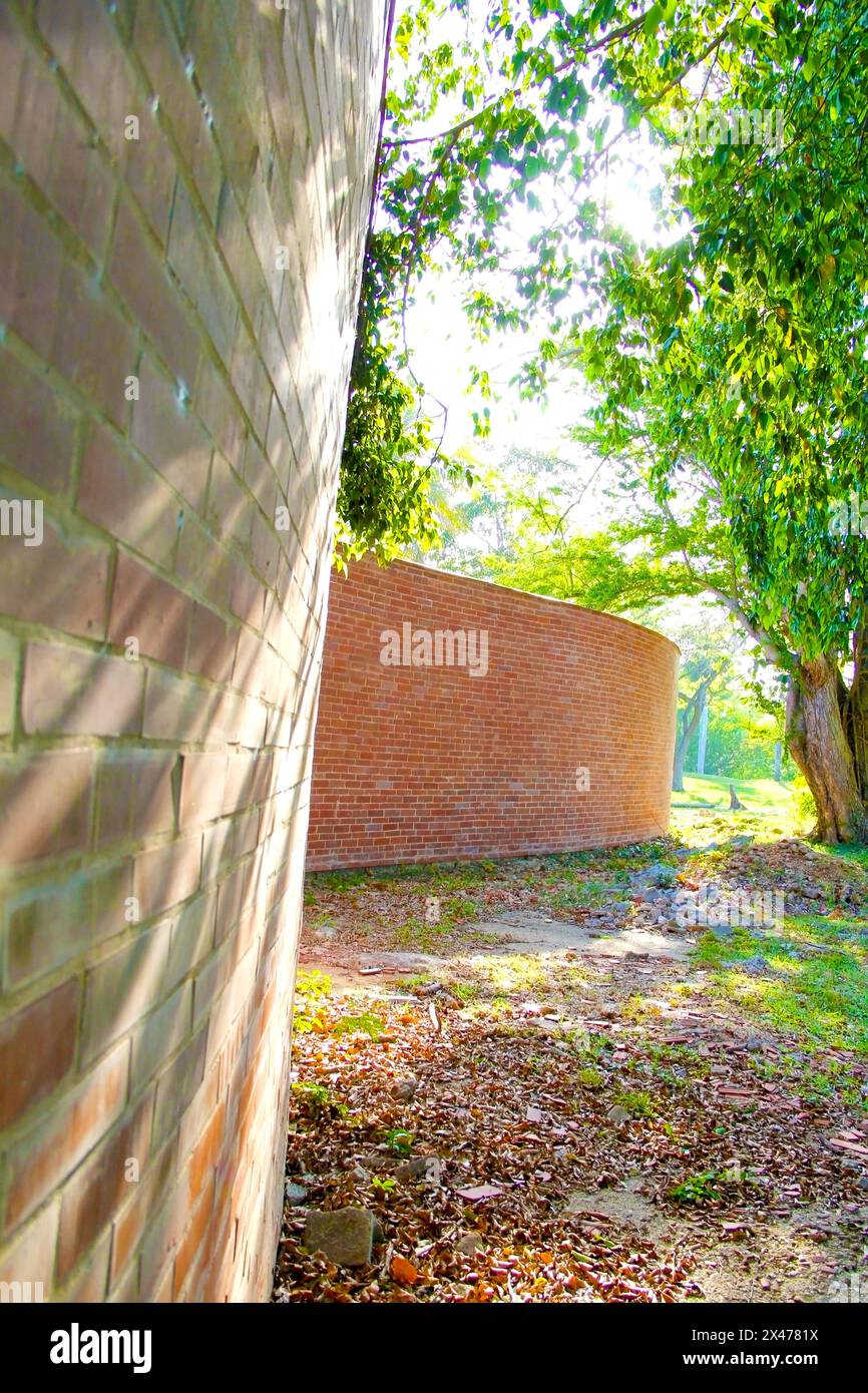 Curved brick wall hi-res stock photography and images - Alamy