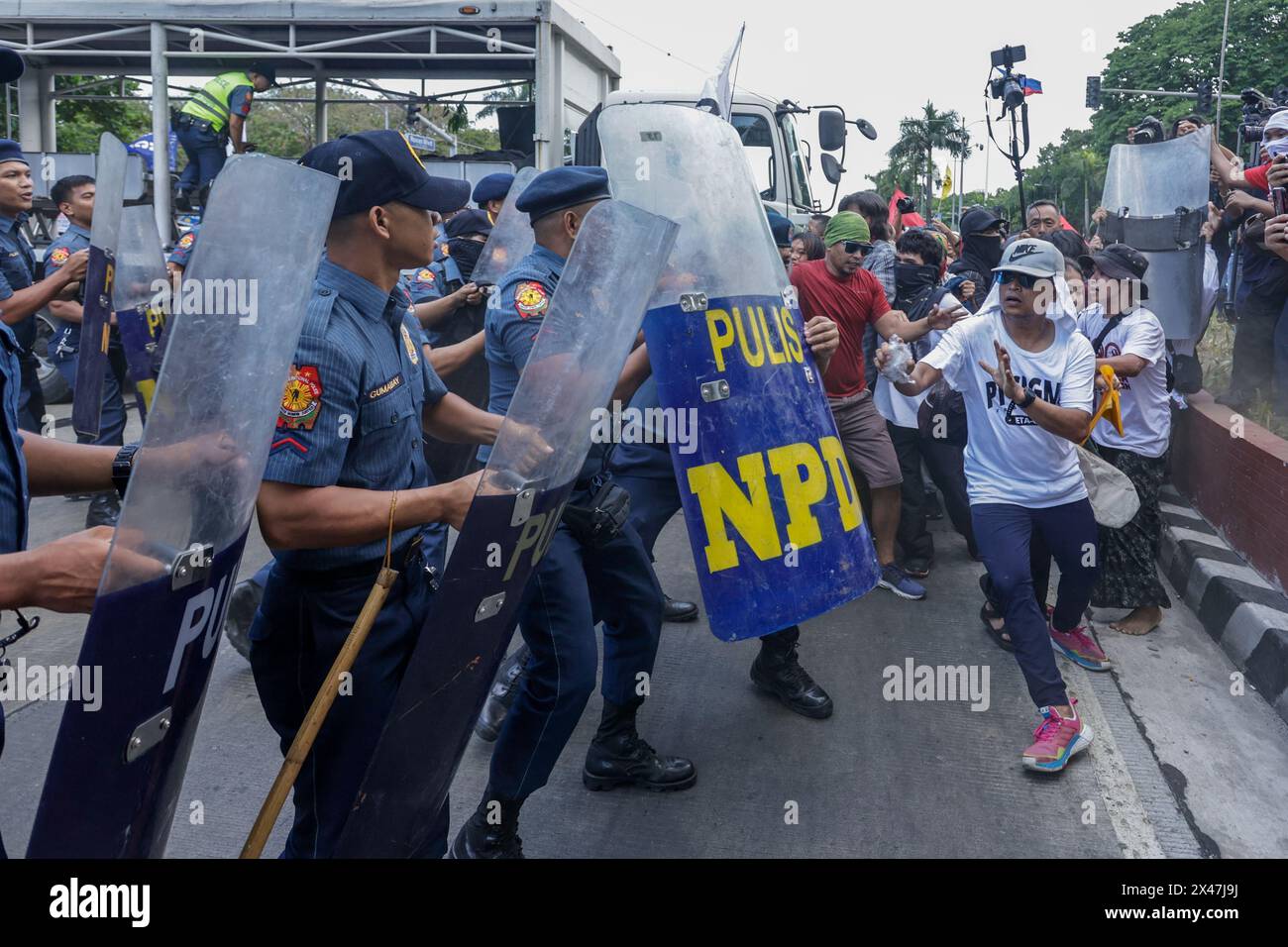 Filipino riot police hi-res stock photography and images - Alamy