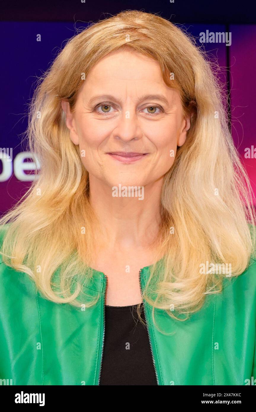 Kristina Dunz in der ARD-Talkshow maischberger im Studio Berlin ...