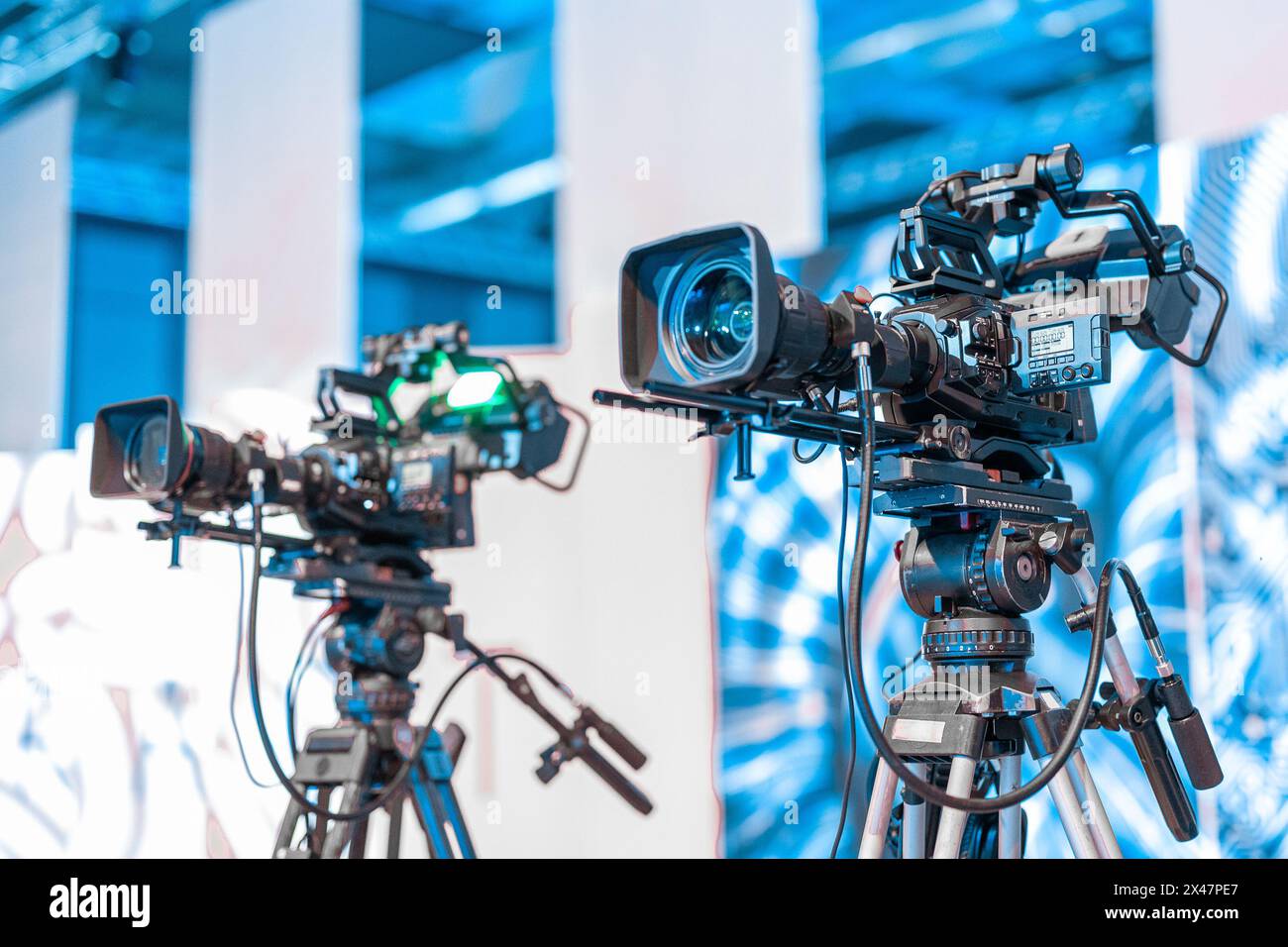 Tv camera mounted tripod hi-res stock photography and images - Alamy