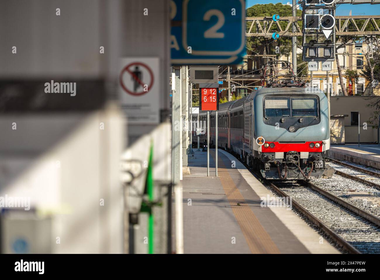 Train italy southern countryside hi-res stock photography and images ...