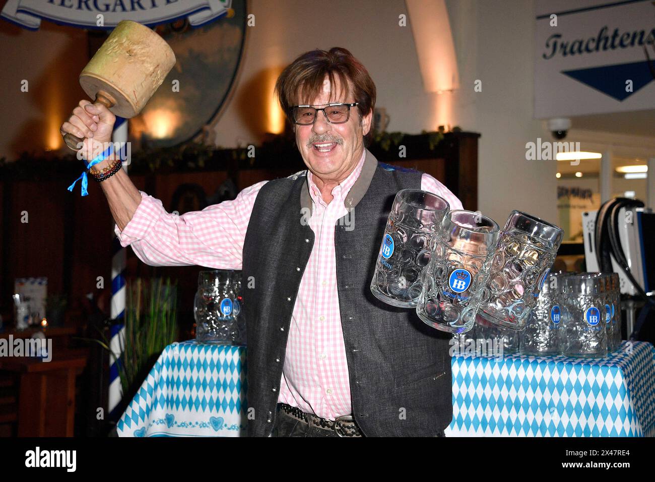 Jörg Draeger beim Maibockanstich im Hofbräu Wirtshaus Berlin. Berlin ...