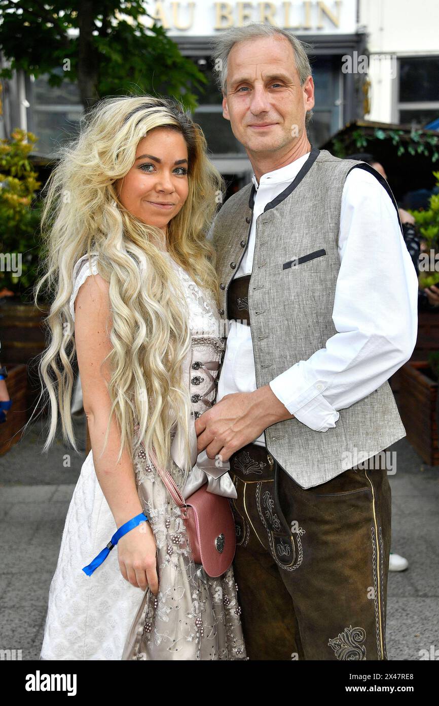 Nadine Trompka mit Ehemann Rico Trompka beim Maibockanstich im Hofbräu ...