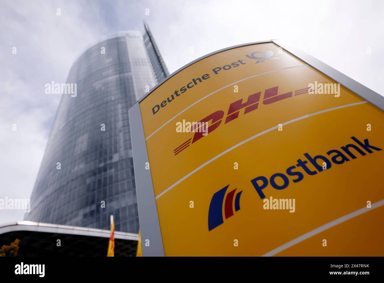 Der Post-Tower in Bonn ist die Zentrale der Deutschen Post AG. Bonn, 29.04.2024 NRW Deutschland ...