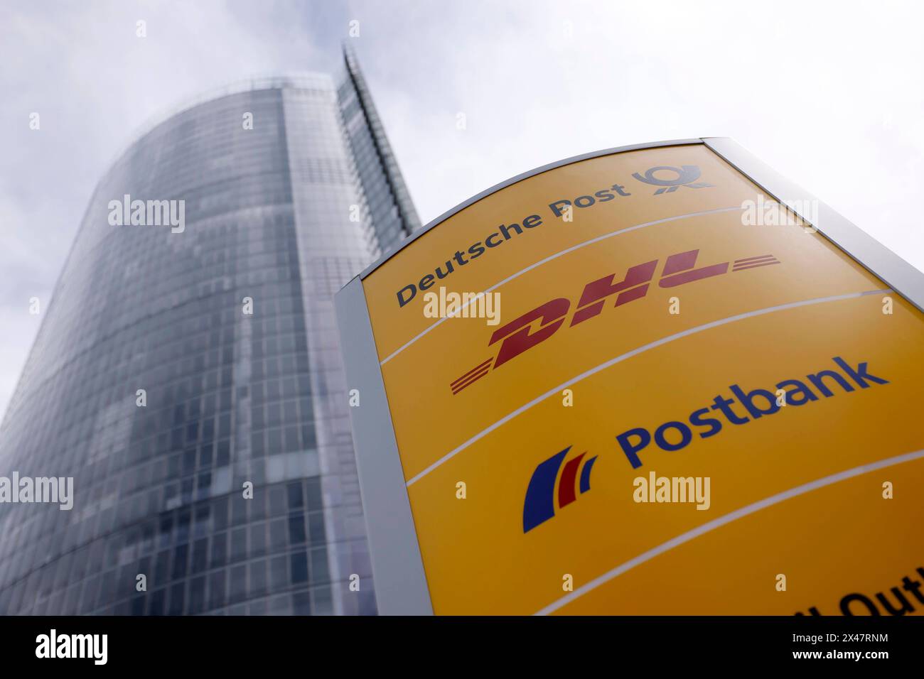 Der Post-Tower in Bonn ist die Zentrale der Deutschen Post AG. Bonn, 29.04.2024 NRW Deutschland ...
