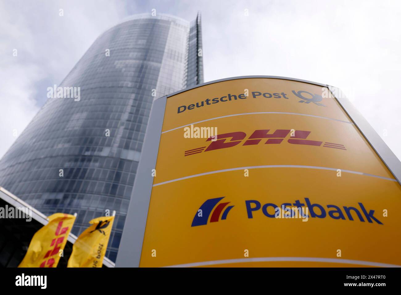 Der Post-Tower in Bonn ist die Zentrale der Deutschen Post AG. Bonn, 29.04.2024 NRW Deutschland ...